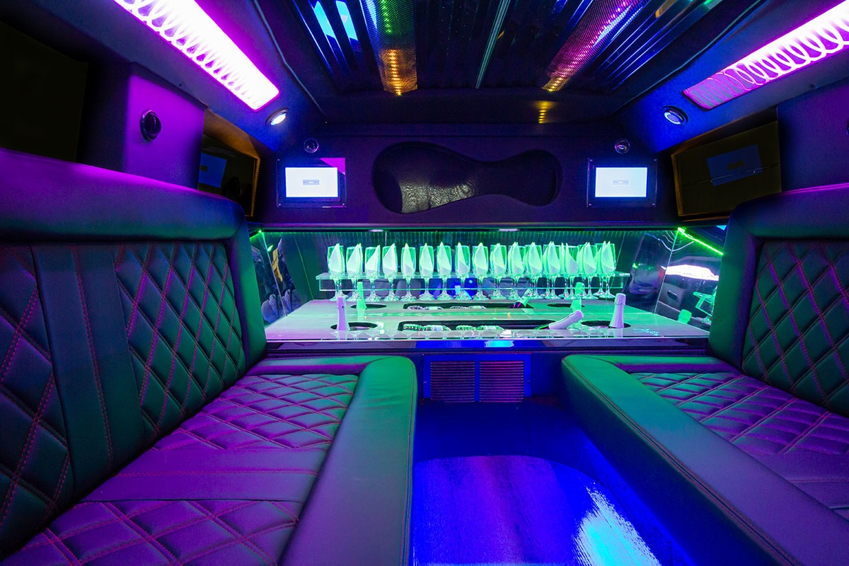 Why a Toronto Party Bus is the Best Way to Explore Nightlife - sosomodapks